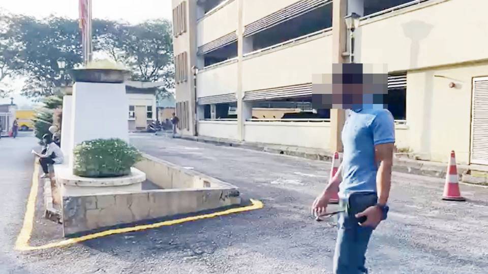Kes cederakan teman wanita: Bekas pemain kebangsaan tiba di mahkamah Kes cederakan teman wanita: Bekas pemain kebangsaan tiba di mahkamah