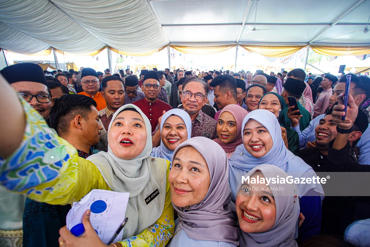 PM jamin Parlimen lulus kenaikan gaji penjawat awam secara bergaya PM jamin Parlimen lulus kenaikan gaji penjawat awam secara bergaya