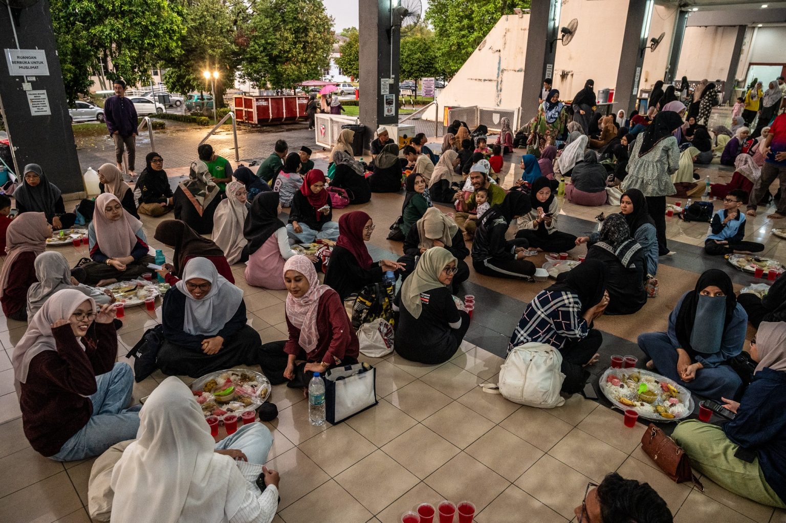 Makan dalam talam, tarikan berbuka berpuasa di masjid UPM Makan dalam talam, tarikan berbuka berpuasa di masjid UPM